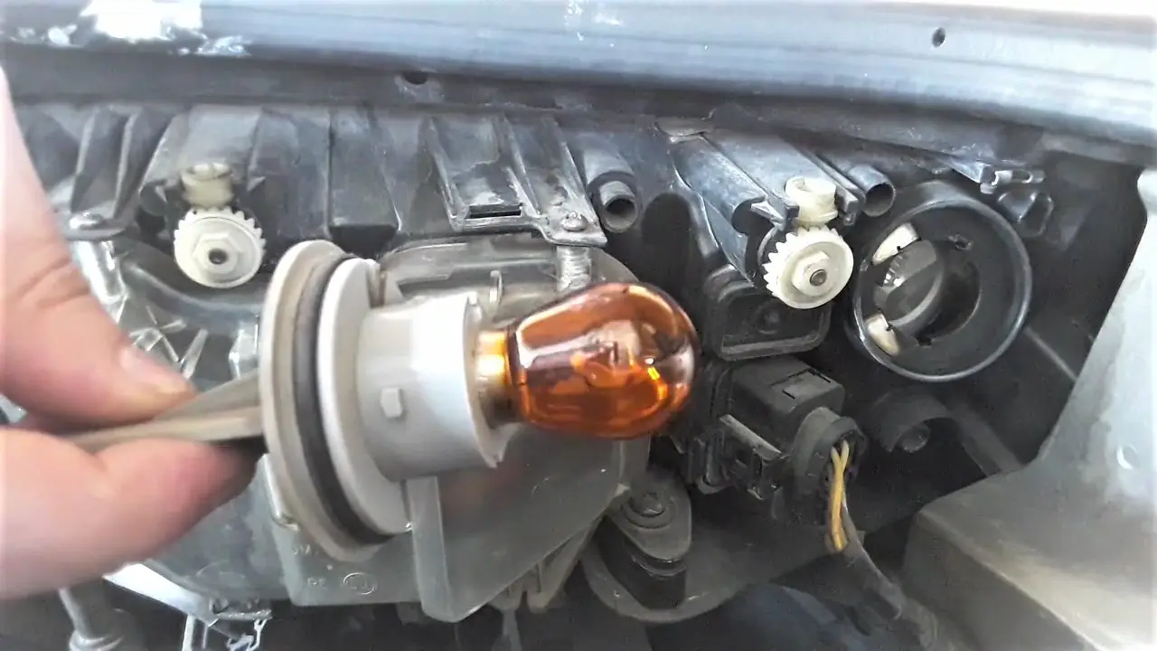 HOW TO CHANGE A TURN SIGNAL BULB ON YOUR CAR?
